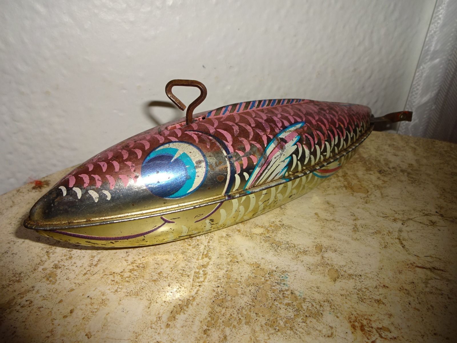 METAL WIND UP FISH WITH WAGGING TAIL VINTAGE FISHING LAKE CAMPING FUN ...