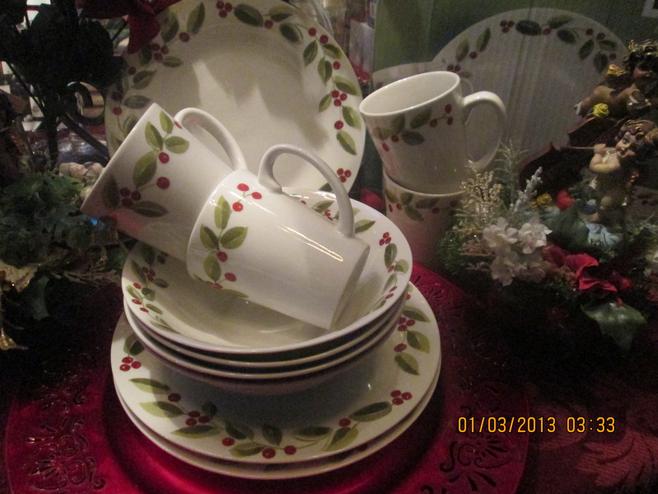 Classic FestiveHoliday Berry 12 Piece Dinnerware Set Service for 4 ...