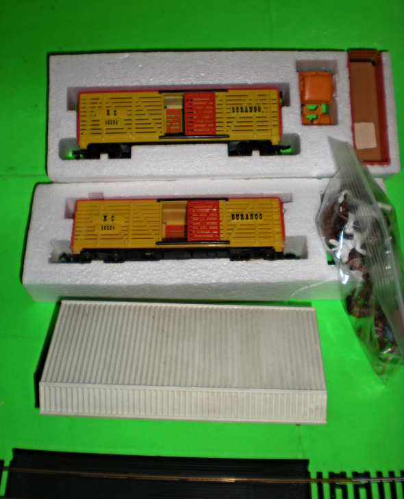 HO Trains - 2 Box Cattle Cars (With Cattle) & Track - Freight Cars