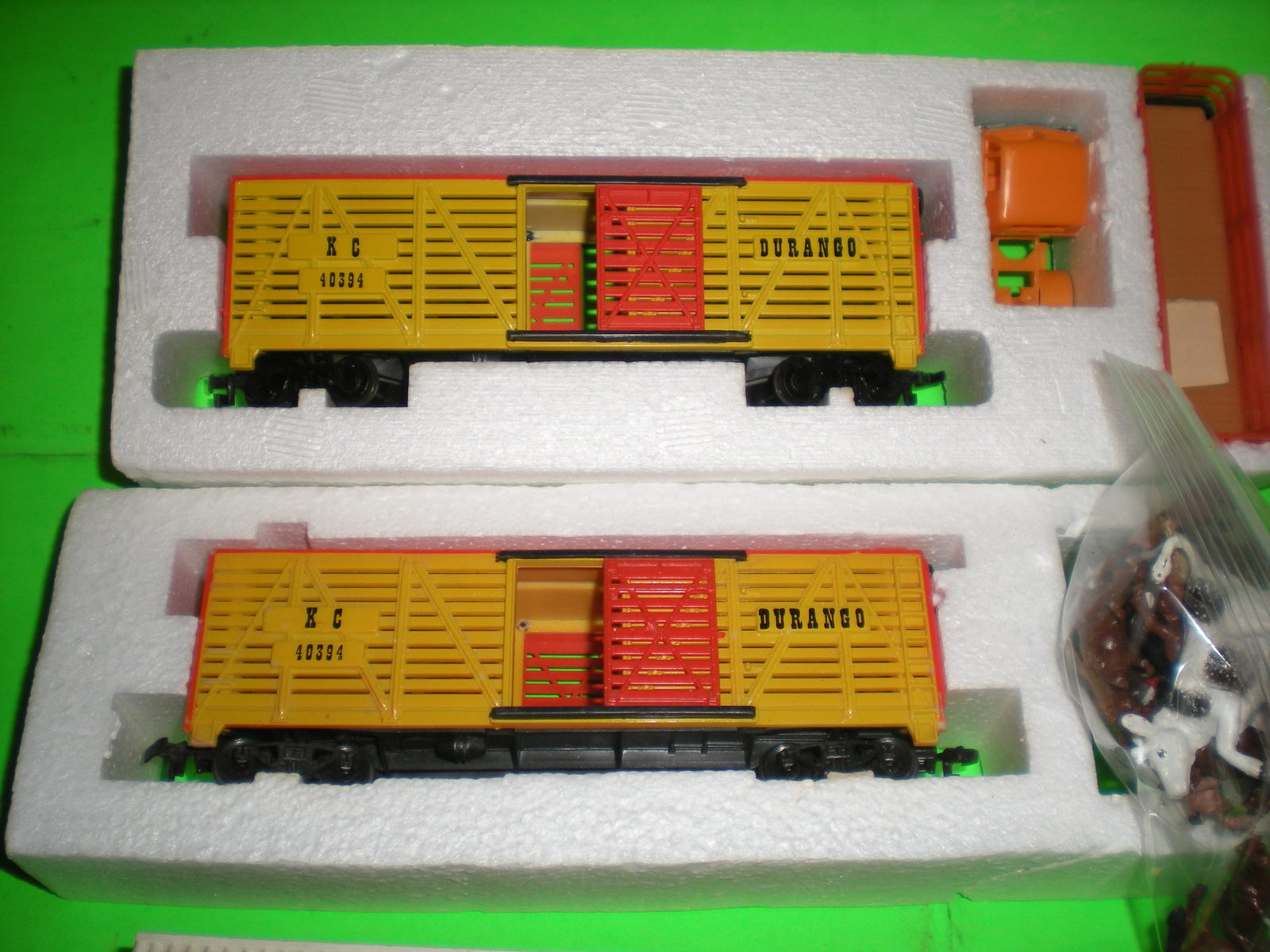 HO Trains - 2 Box Cattle Cars (With Cattle) & Track - Freight Cars