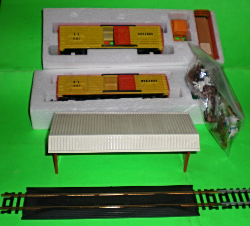 HO Trains - 2 Box Cattle Cars (With Cattle) & Track - Freight Cars