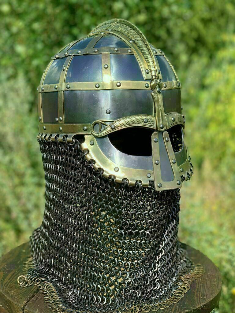 Elmo da cavaliere con elmo di cotta di maglia di epoca vichinga ...