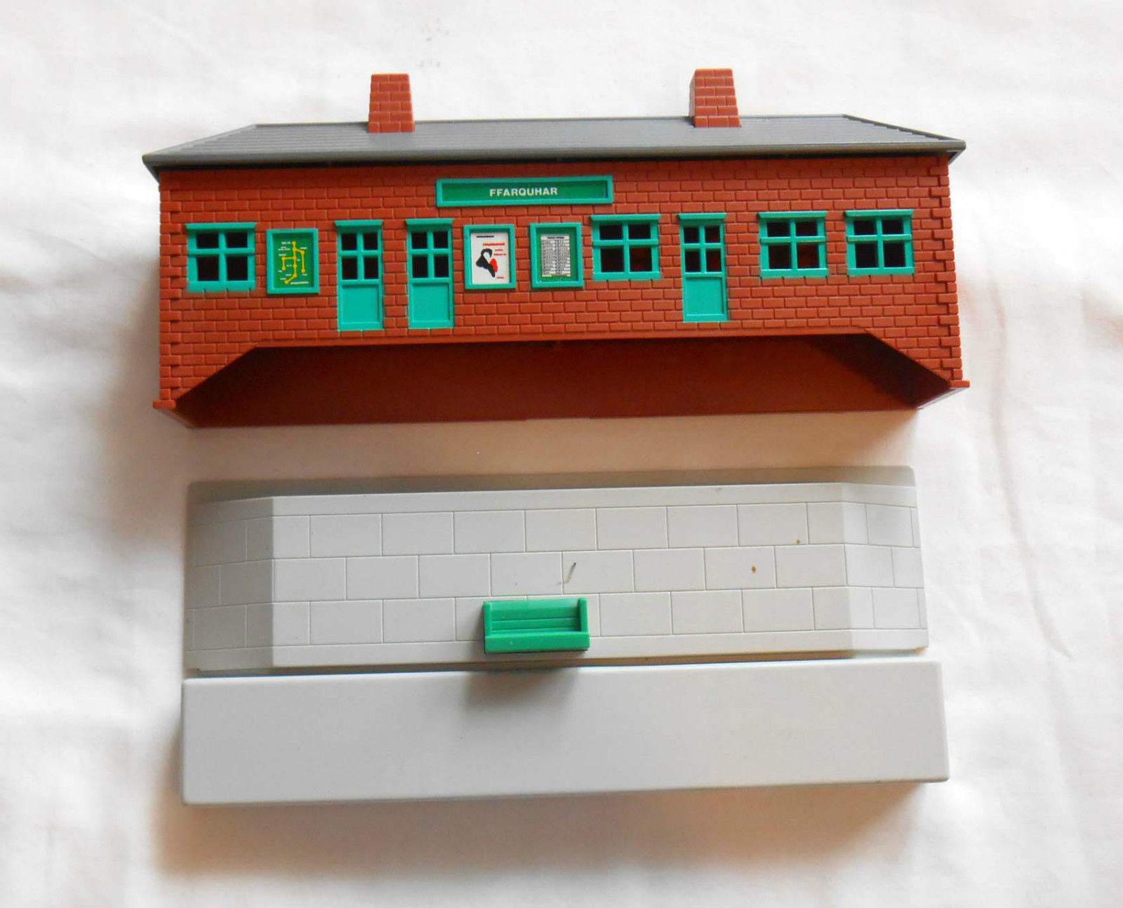 TOMY THOMAS & FRIENDS TRACKMASTER FFARQUHAR TRAIN STATION & PLATFORM ...