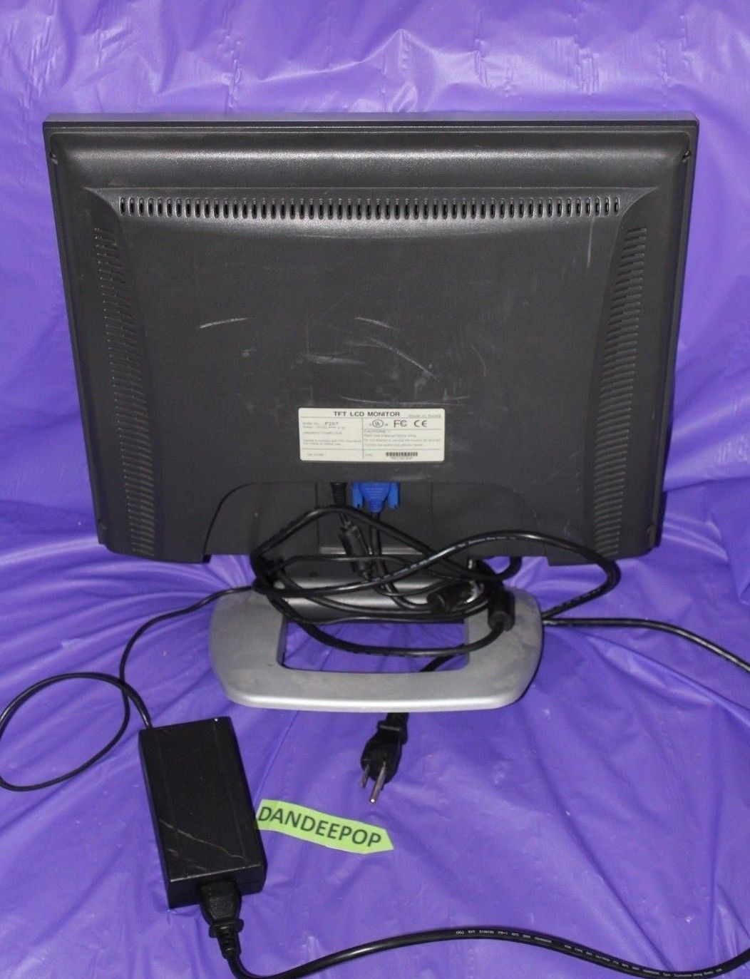 DAEWOO Computers TFT 17" LCD Computer Monitor Model F207 - Monitors