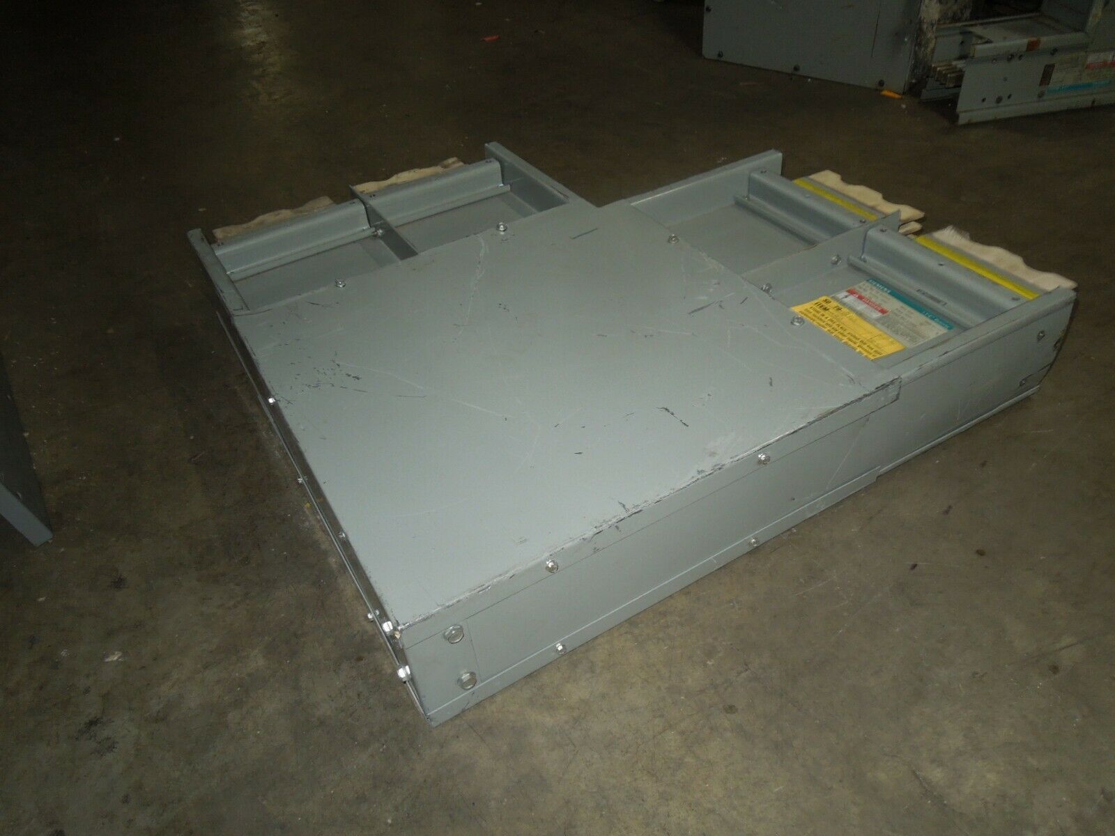 ITE R530AL-1 3000A 3Ph 4W Aluminum Flatwise Left/Right Bus Duct Elbow ...