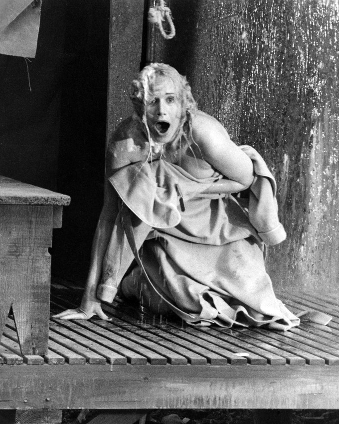 Mash Featuring Sally Kellerman 8x10 Photo sexy in shower scene - Photographs