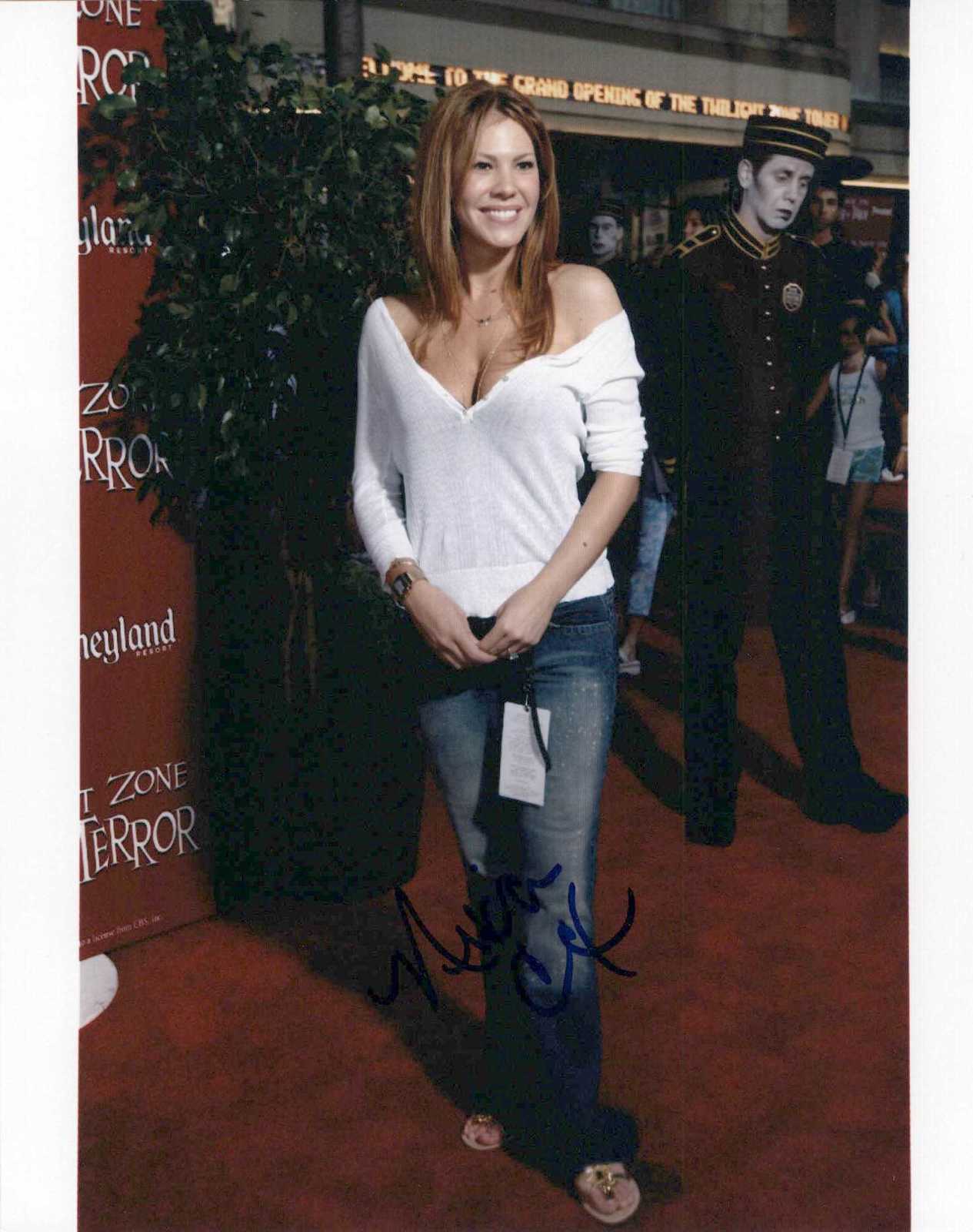 Nikki Cox Signed Autographed Glossy 8x10 Photo - Photographs