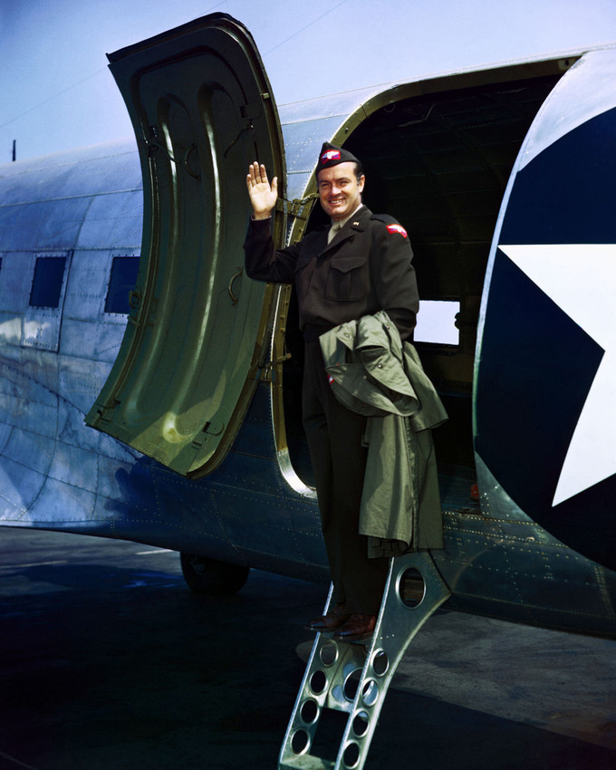 Bob Hope in US military uniform on plane waving to fans 16x20 Poster ...