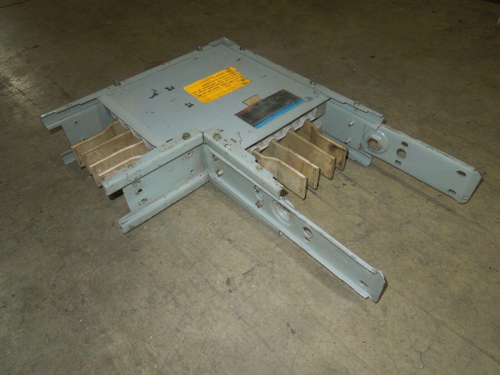 ITE XL-U Enclosed U506CBLG-2 600A 3Ph 3W w/ Ground 600V Copper Busway ...