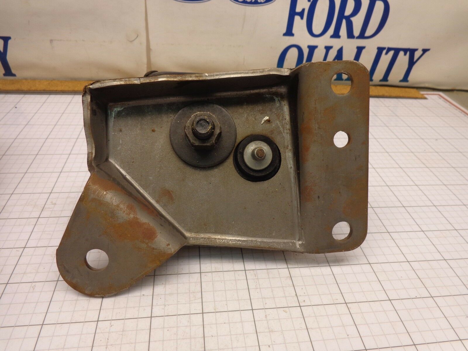 FORD OEM NOS E2TZ-6038-A Motor Mount RH Some F100 82 83 3.8 Engine ...