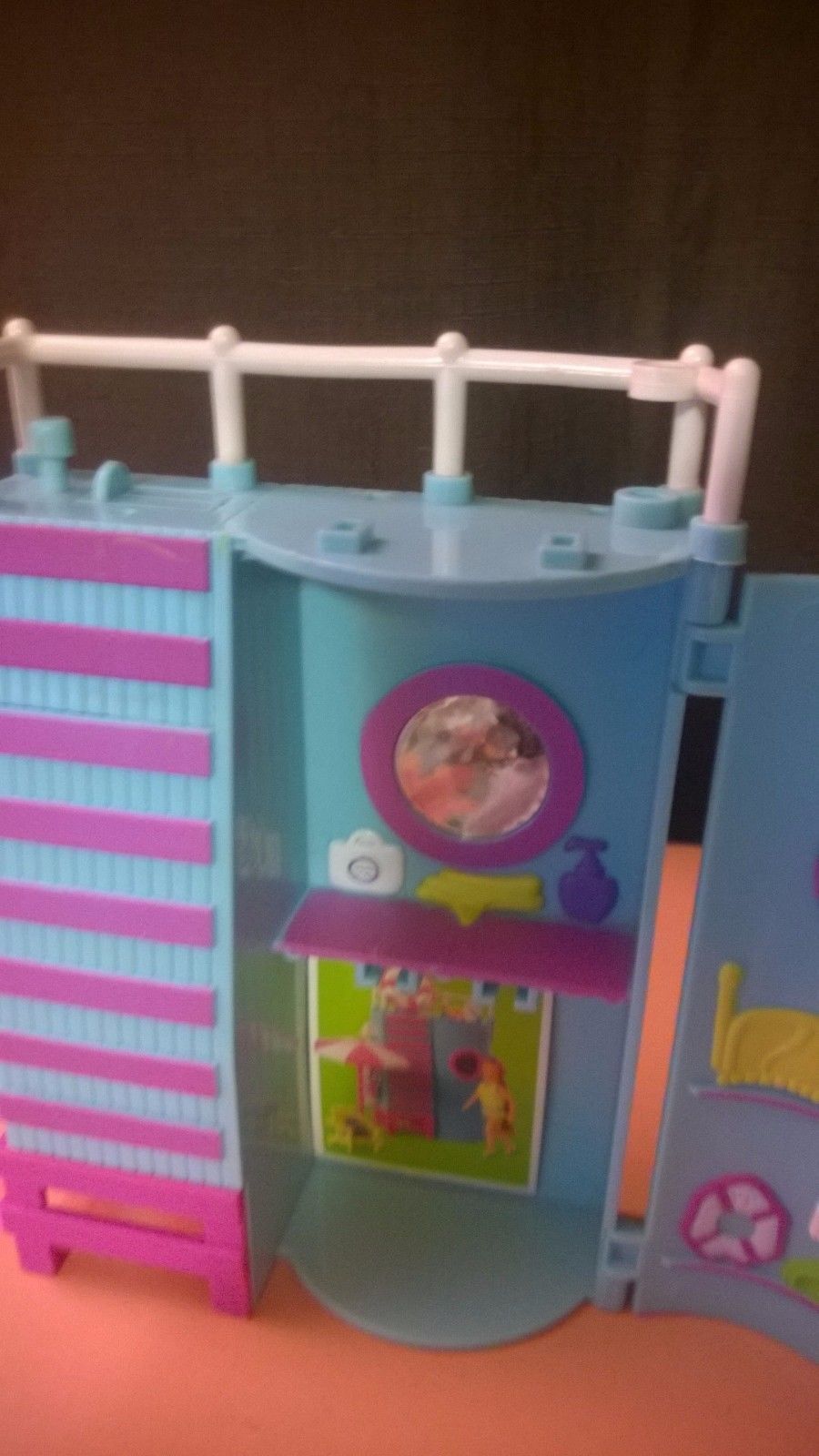 Polly Pocket (Lea Splashing Fashion Lifeguard Tower Only) - Dolls ...