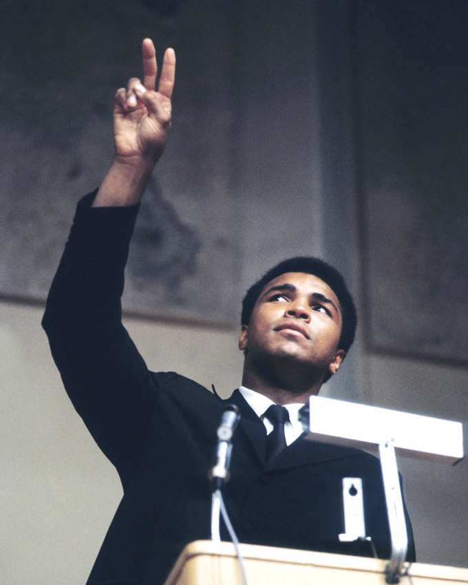 Muhammad Ali 8x10 Photo classic pose peace sign - Photographs