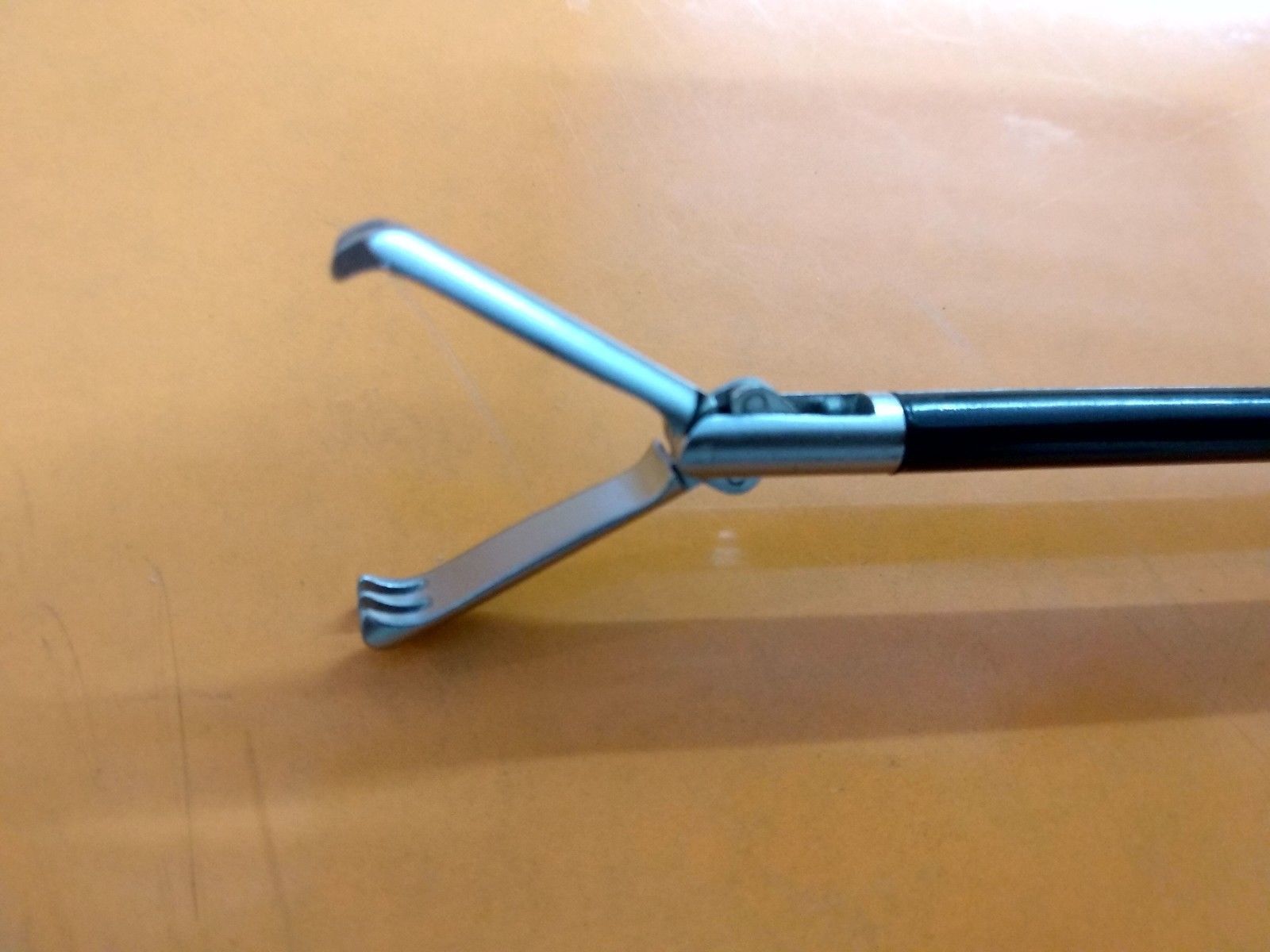 Laparoscopic Claw 2x3 Grasping Forceps Instrument 5mm 2 Yrs Warranty