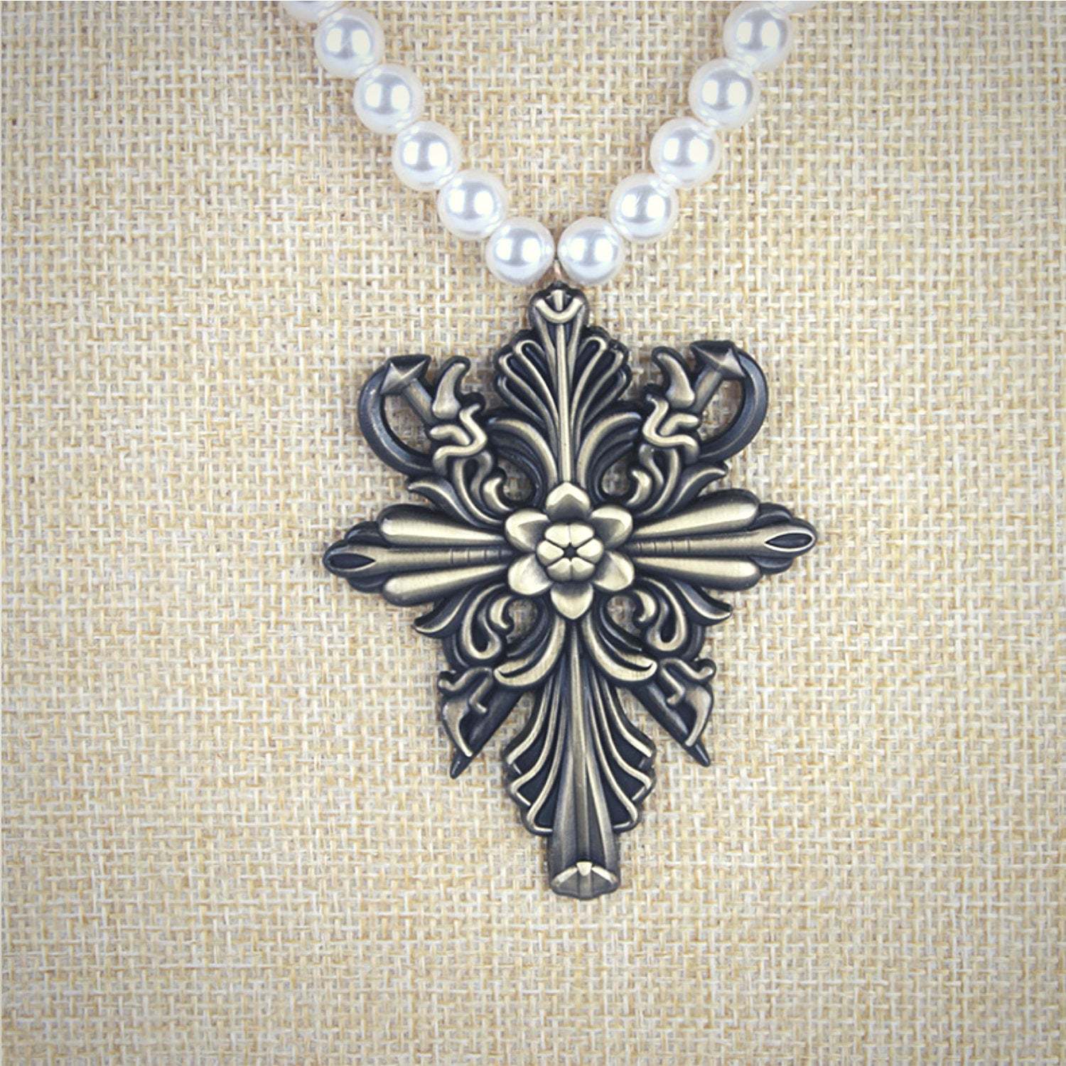 Resident Evil 8 Dimitrescu necklace ,hostess boss vedio game metal prop ...