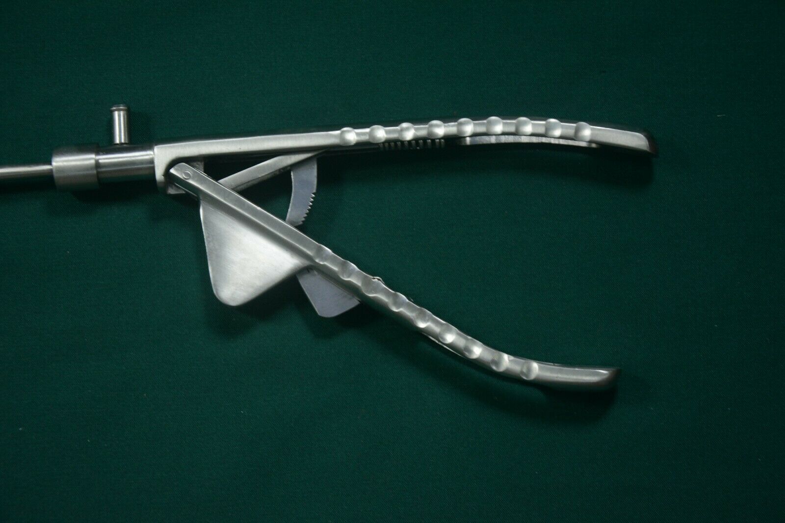 Laparoscopic V-Type Self Riding Jaw Needle Holder Driver Surgical ...